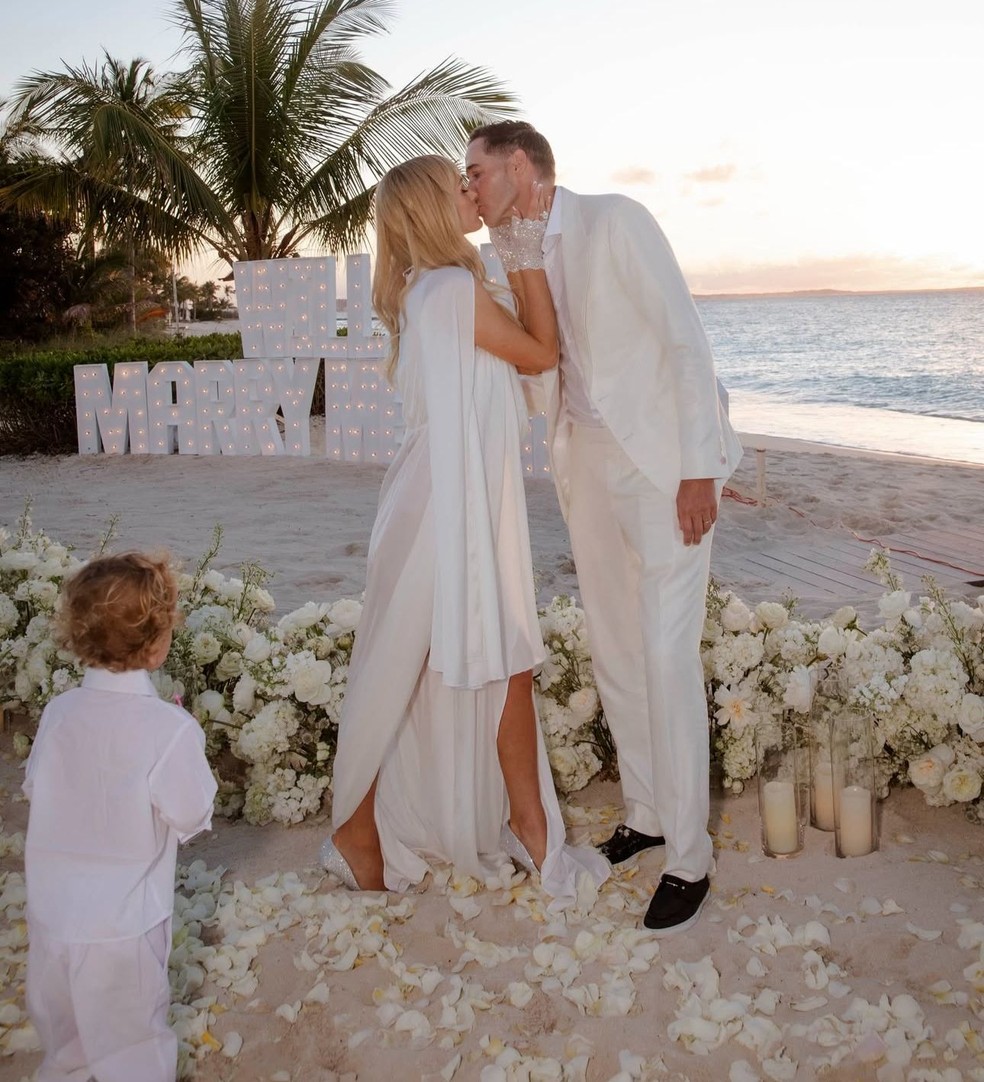 Paris Hilton renova votos de casamento com Carter Reum