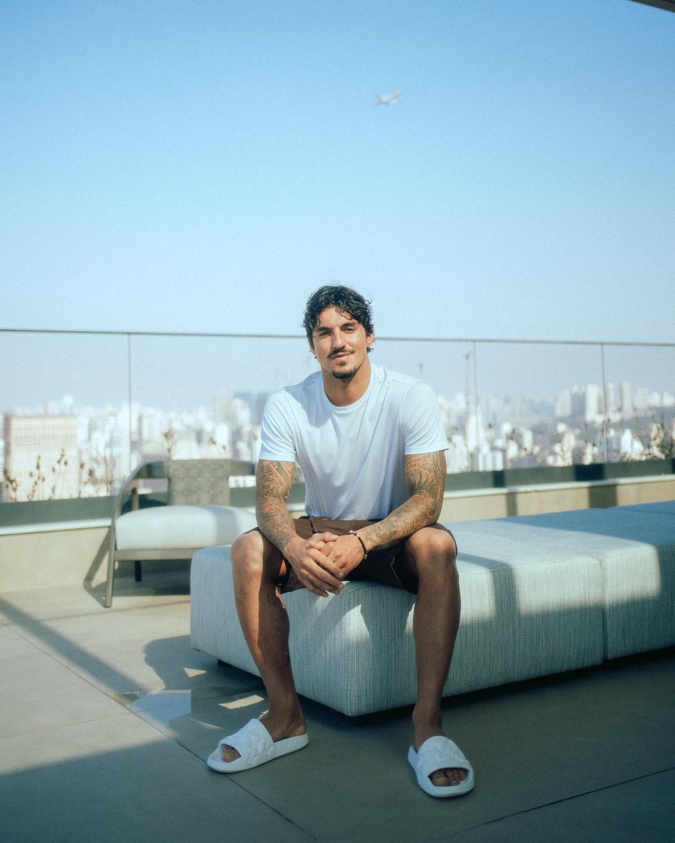 Gabriel Medina posa em sua nova cobertura luxuosa em SP