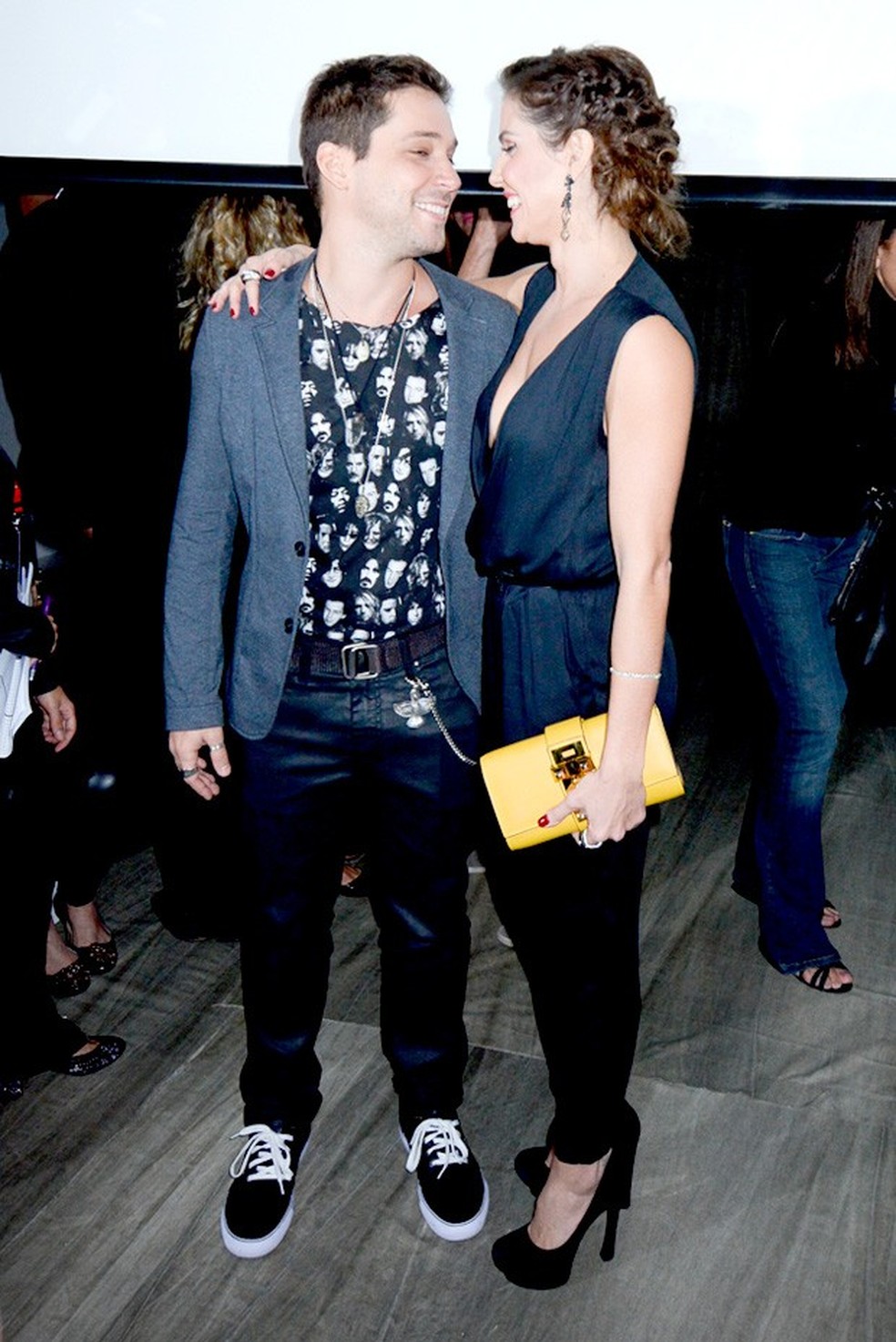 Deborah Secco chega decotada (e acompanhada!) para o show da Cavalera