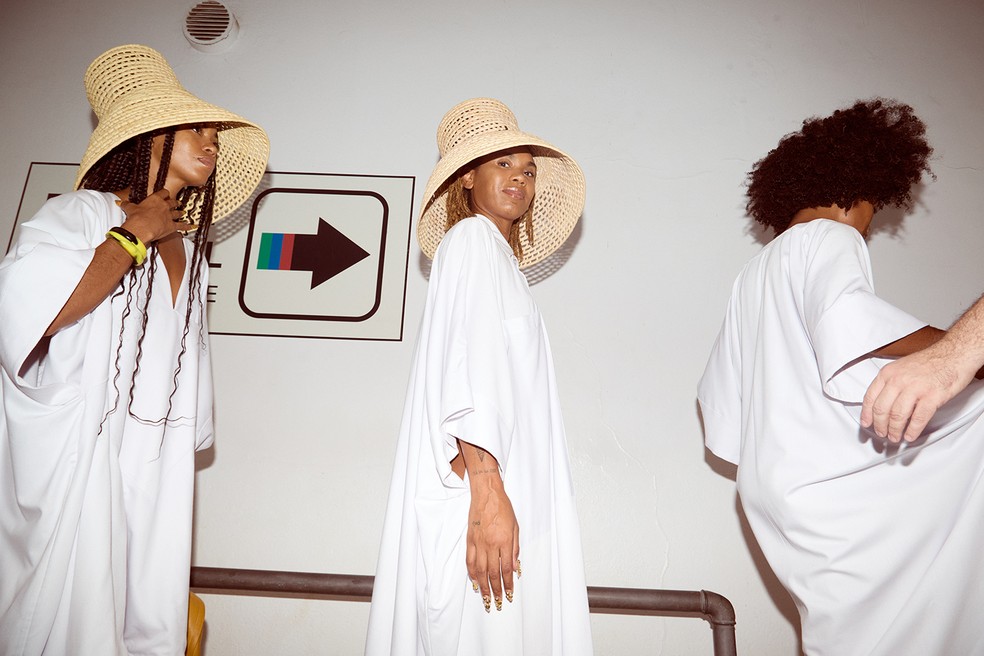 Um mergulho pelo backstage do desfile de Isaac Silva