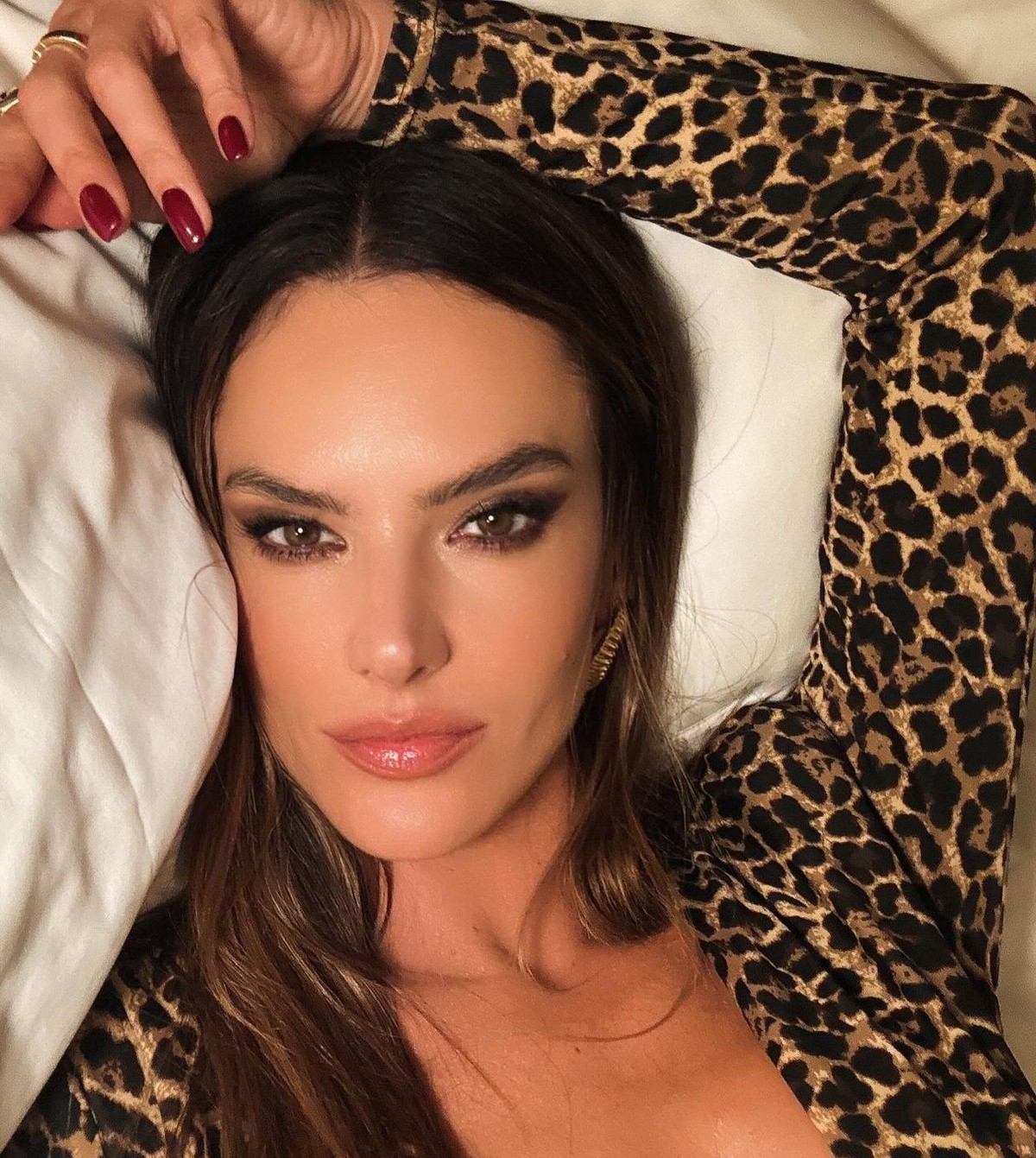 Com look animal print, Alessandra Ambrosio esbanja beleza em novos cliques