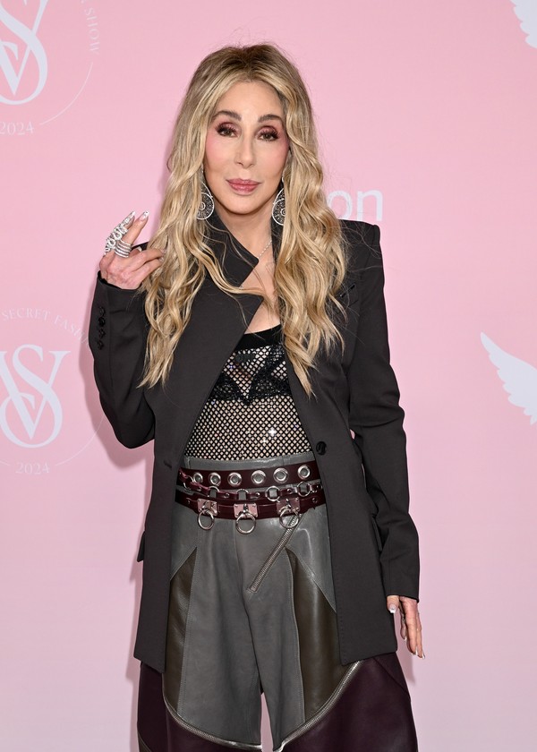 Cher aposta em look com transparência para curtir o Victoria's Secret ...
