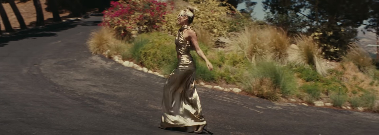 Miley Cyrus celebra sucesso de 'Flowers'