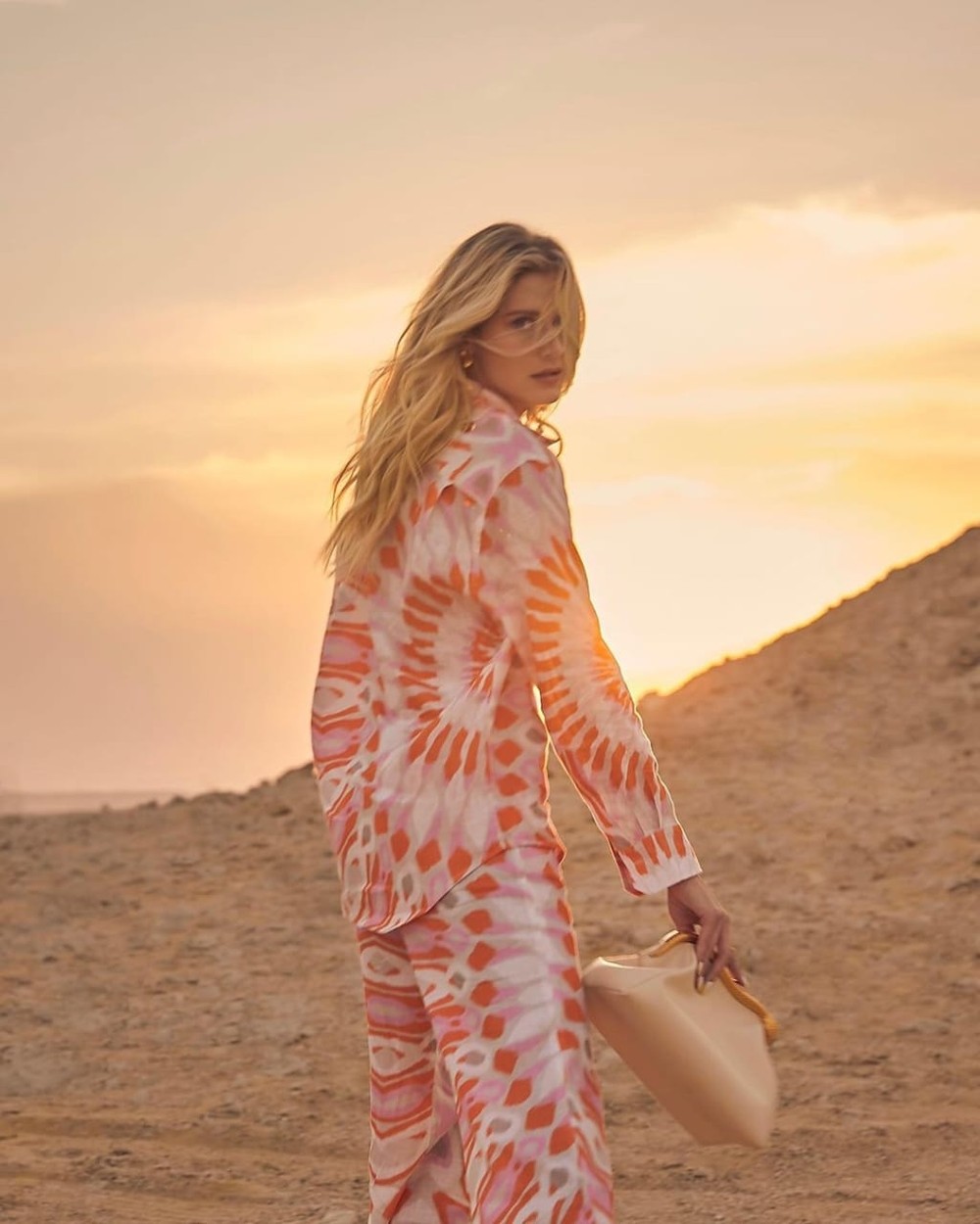 Celina Locks posa com look fashionista no deserto do Catar