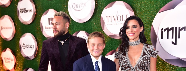 Neymar Jr. e Bruna Biancardi chegam de mãos dadas em leilão beneficente