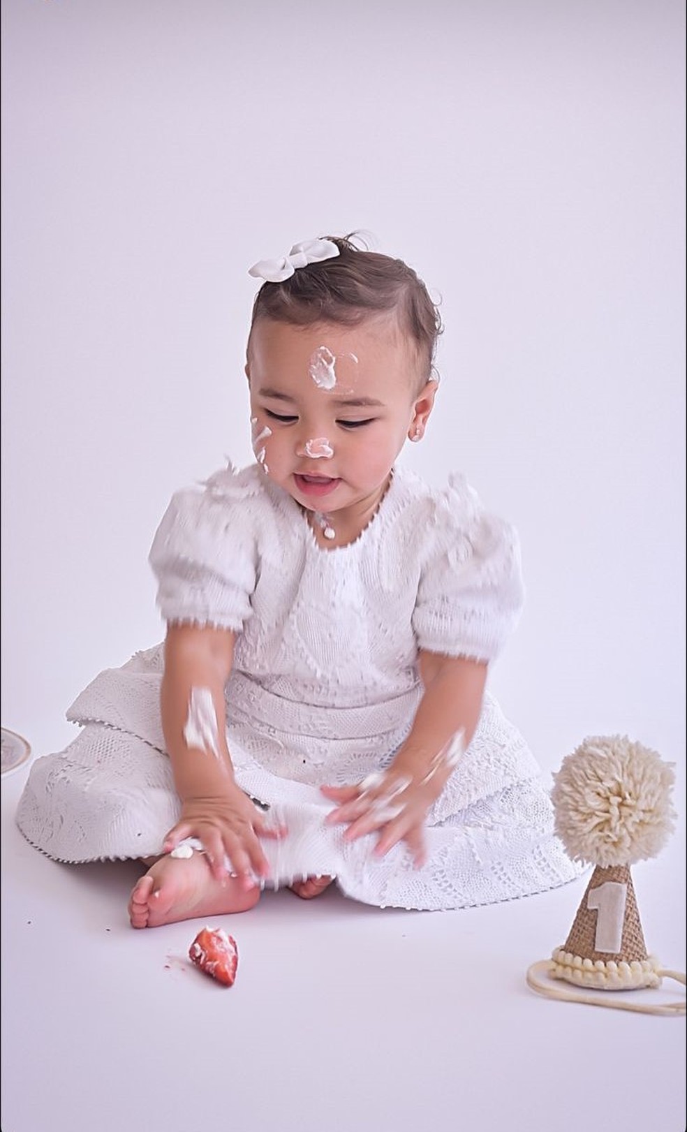 Mini fashionista! Mavie usa vestido de marca brasileira nas celebrações ...