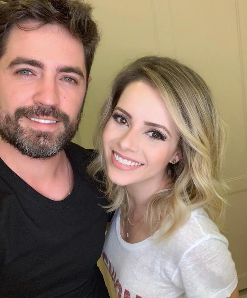Loiríssima! Sandy renova o visual e hair stylist exibe resultado na web