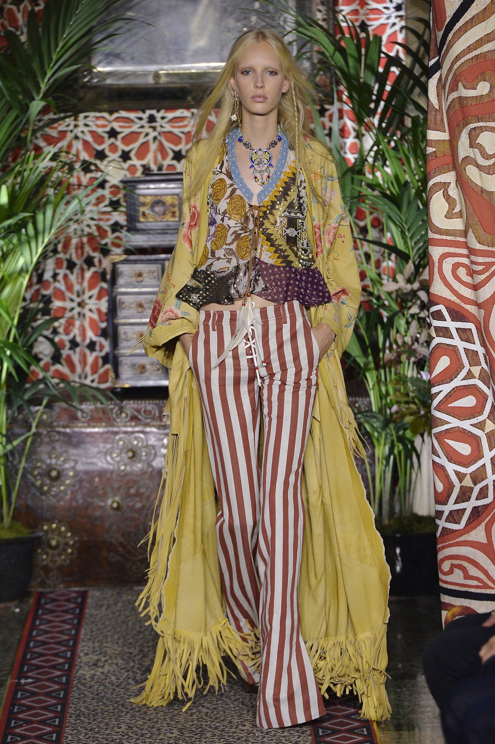 Verão da Cavalli ganha referências 70's, étnicas e aura boho