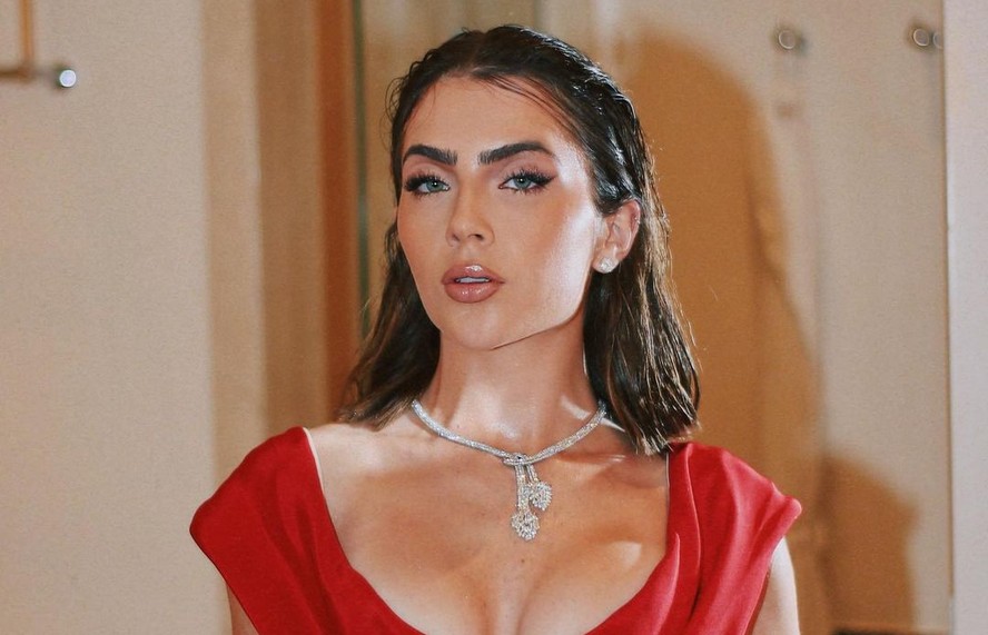 Jade Picon filma banho, faz skincare e surge toda produzida