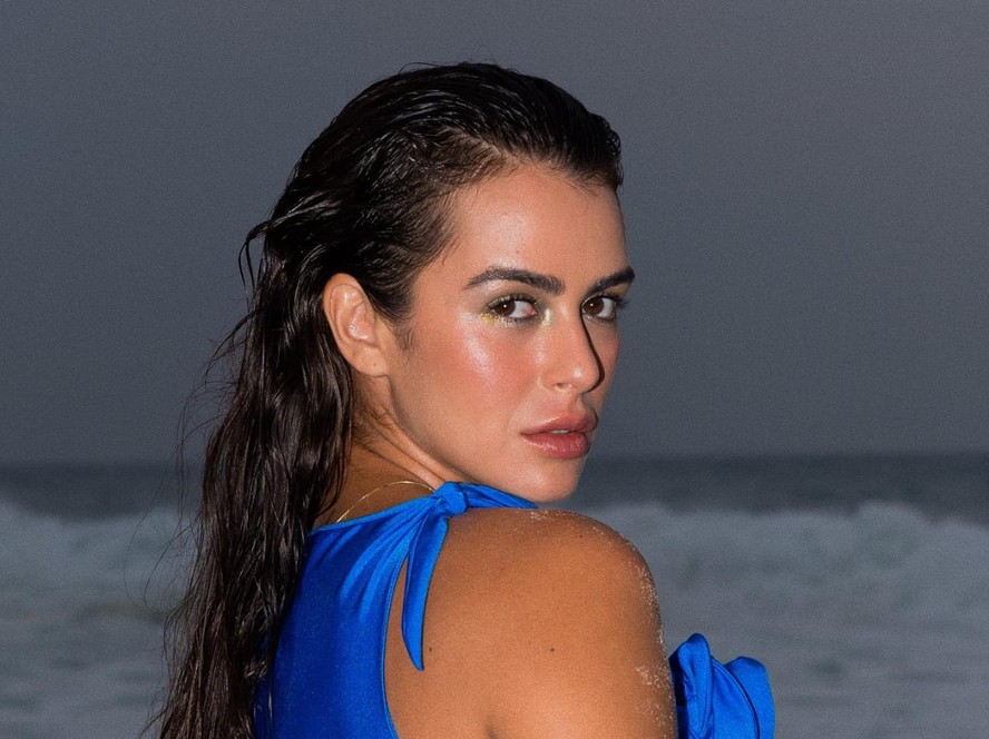 Mari Saad esbanja beleza com vestido all blue em meio ao mar cristalino