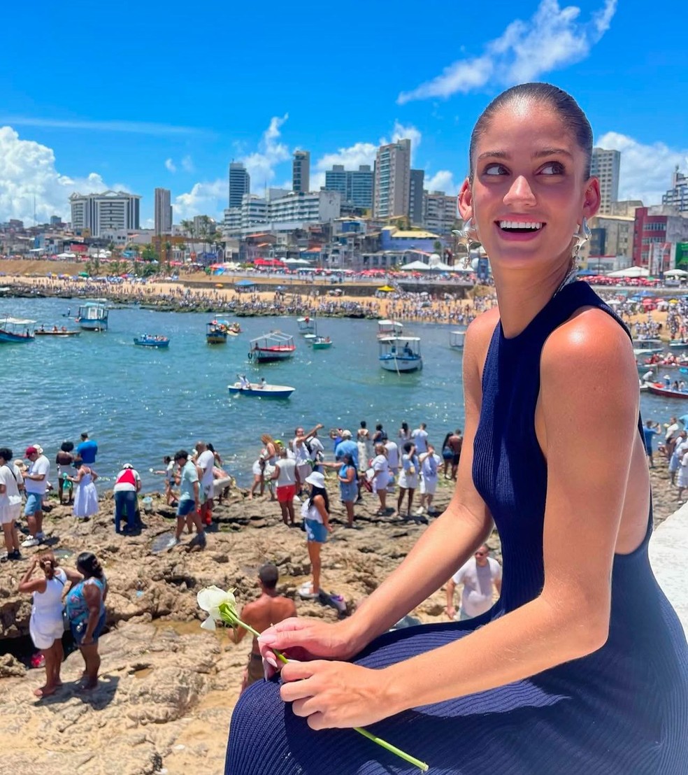 Laura Fernandez posa em cenário paradisíaco da Bahia