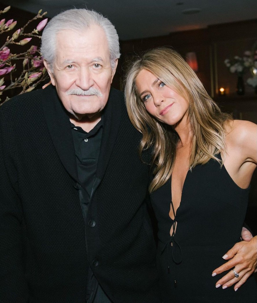 Jennifer Aniston lamenta morte do pai, o ator John Aniston, ⁣aos 89 anos