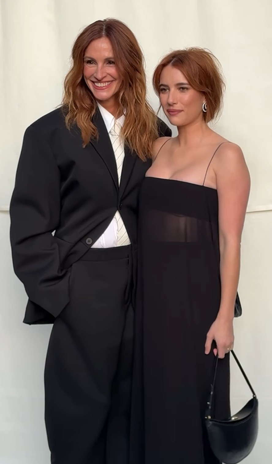 Julia Roberts posa com sua sobrinha, Emma Roberts, na festa do designer ...