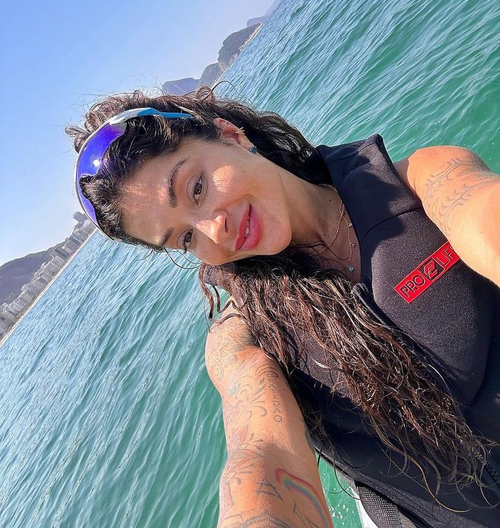 Aline Campos impressiona ao posar em jetski