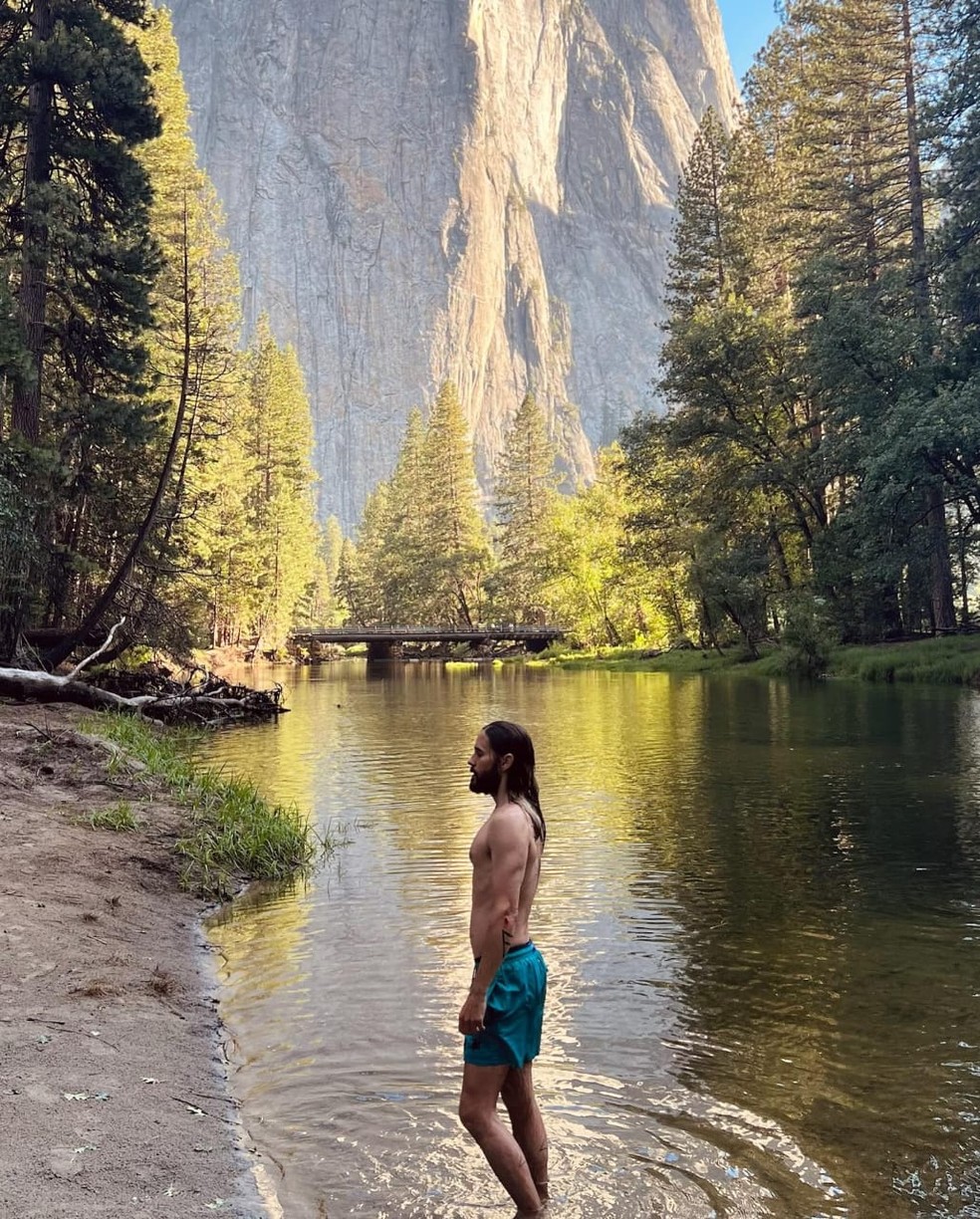 Jared Leto renova as energias em floresta paradisíaca