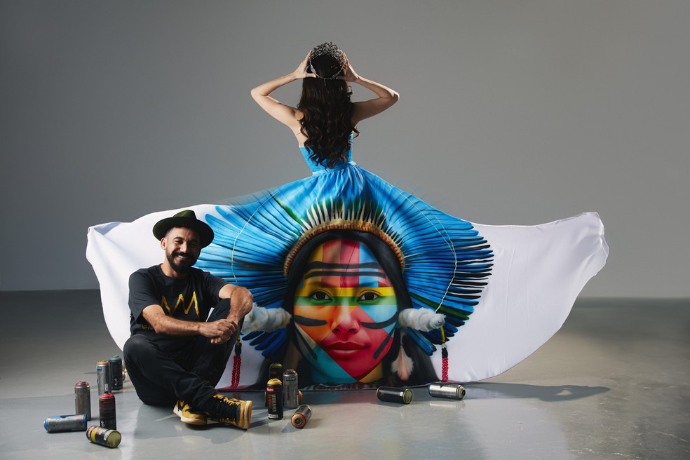 Mia Mamede elege vestido com arte de Kobra para coroar nova Miss Universo Brasil