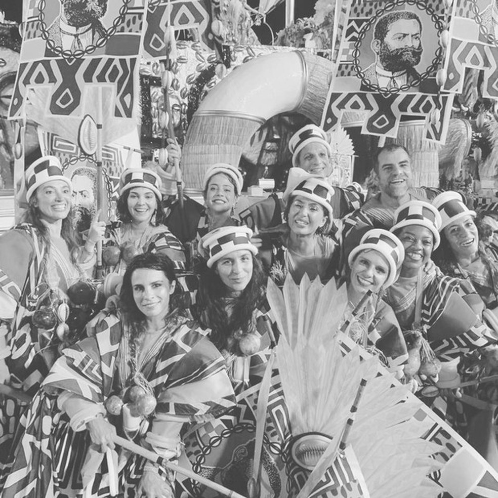 Grupo de famosos se reúnem em ala da Mangueira