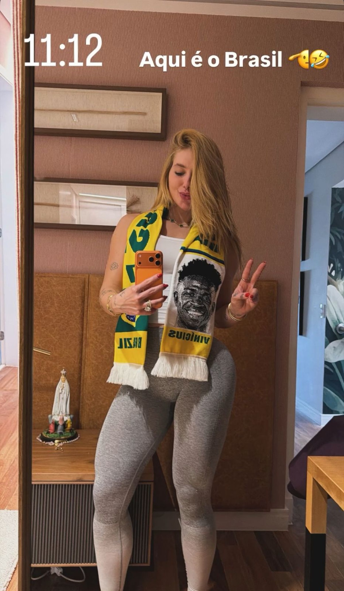 Virginia usa faixa do Brasil com rosto de Vini Jr. e brinca: “Ele reclama, mas gosta”