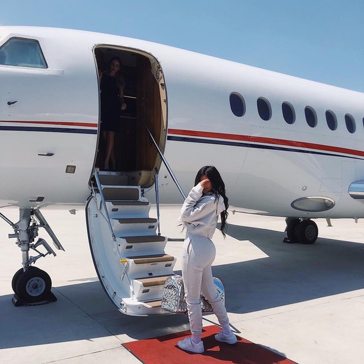 Kylie Jenner aposta em look conforto para viajar de jatinho ...