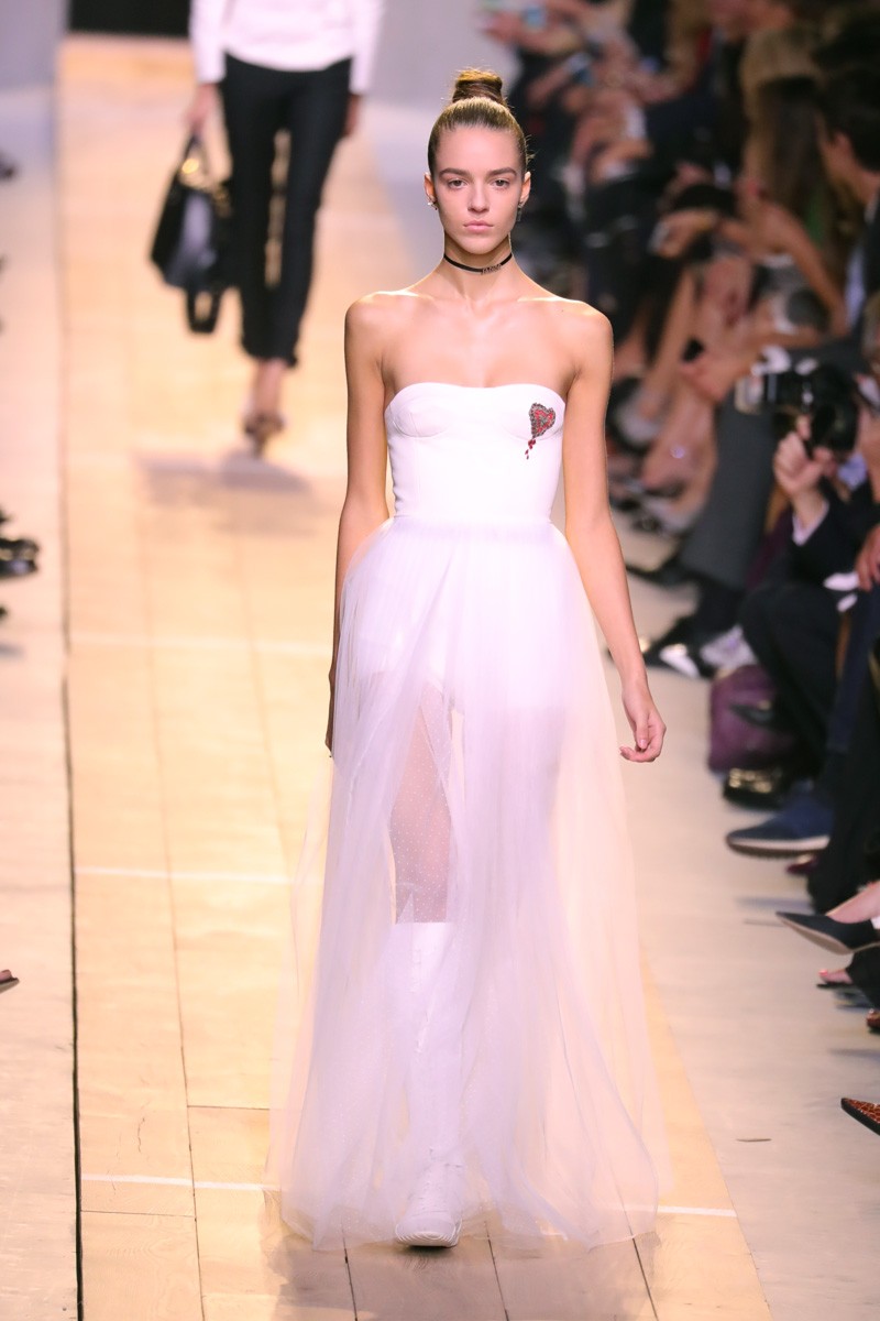 O desfile de estreia de Maria Grazia Chiuri na Christian Dior