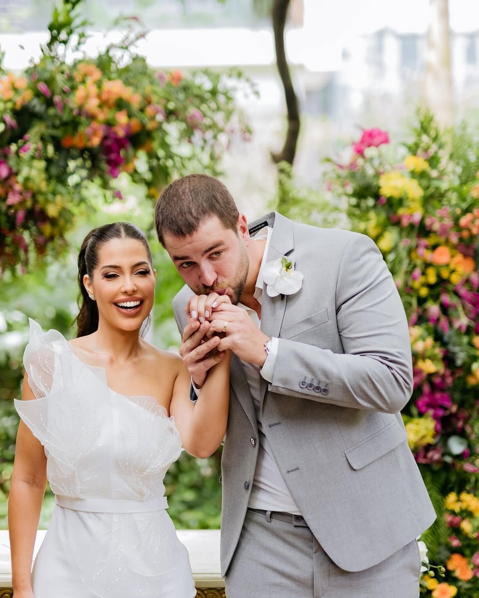 Ex-BBB Lais Caldas mostra novas fotos do casamento com Gustavo Marsengo ...