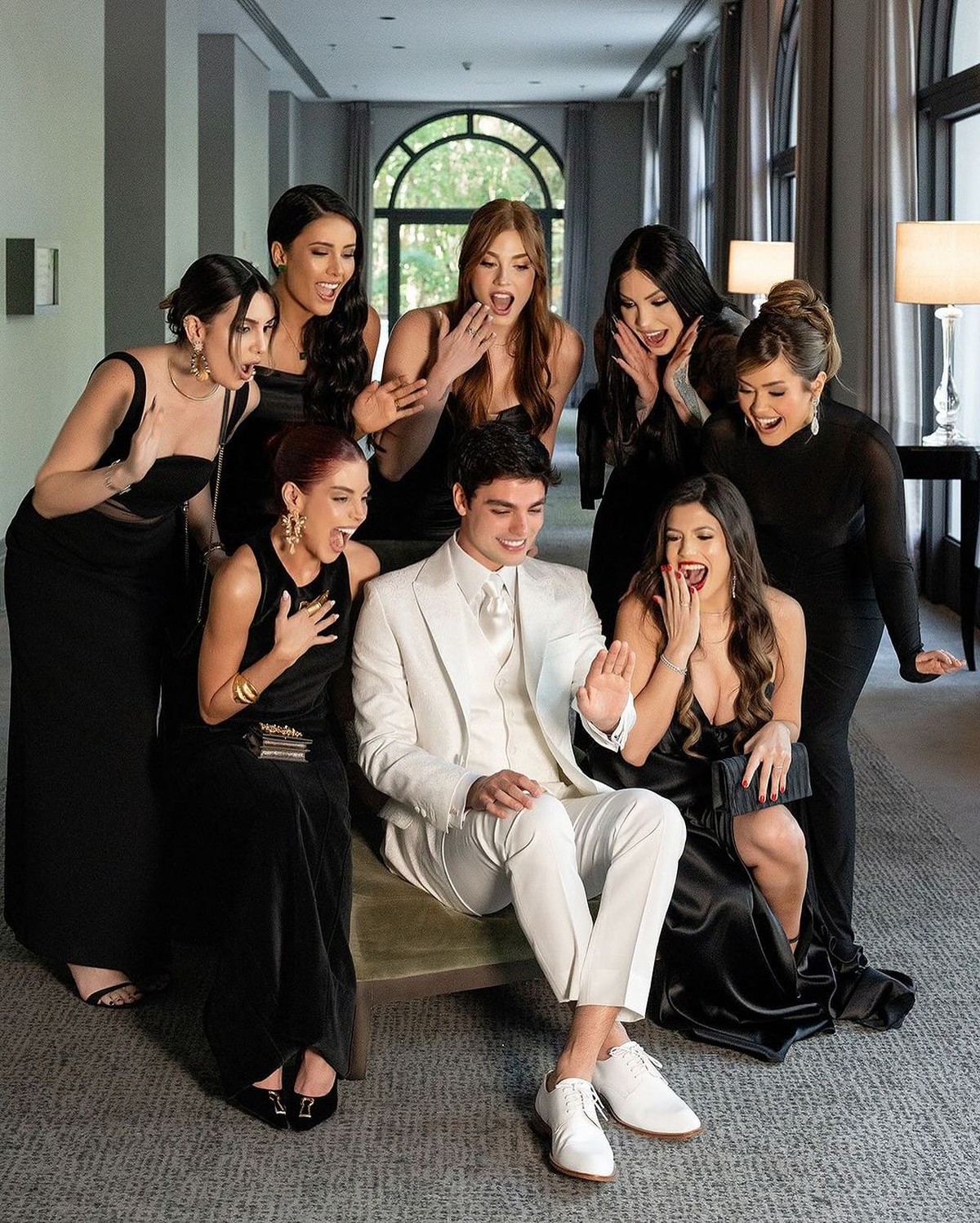 Lucas Bley posa com as madrinhas de seu casamento com Lucas Rangel