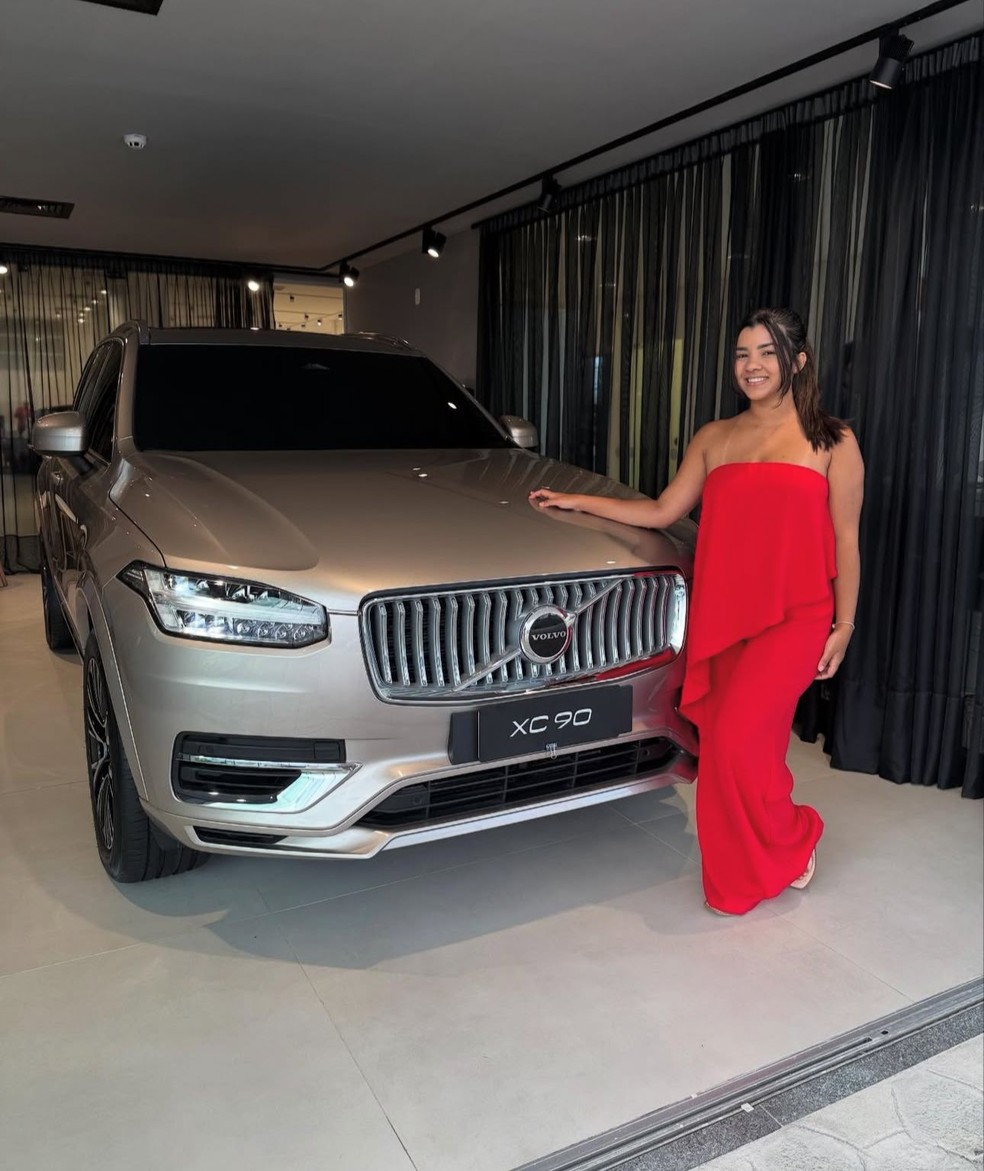 Nova conquista! Ary Mirelle exibe carro luxuoso: 'Sempre grata'