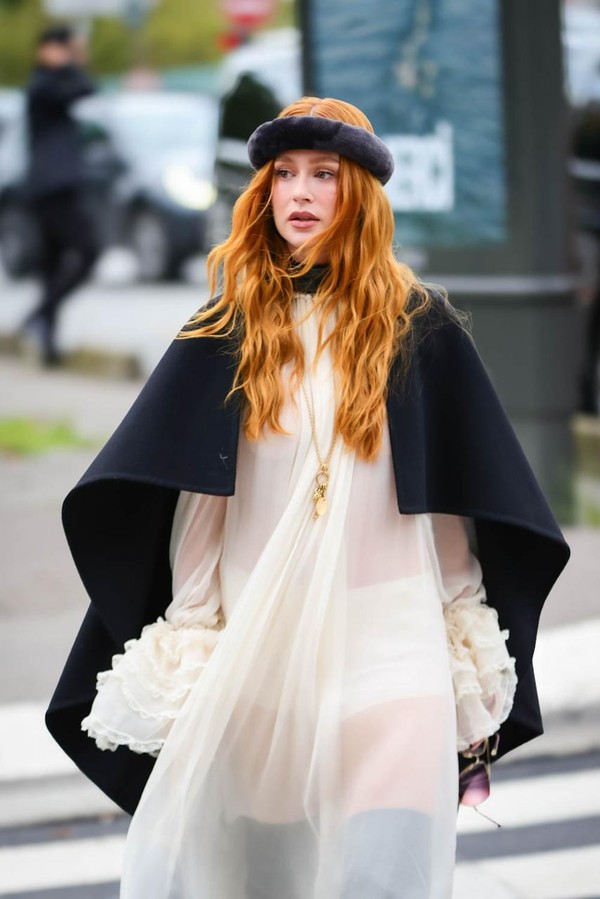 Marina Ruy Barbosa chama atenção com anel de noivado de diamante em Paris