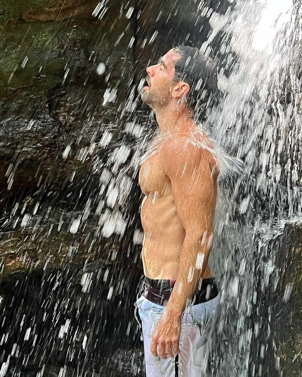 Marcos Pitombo renova as energias em cachoeira