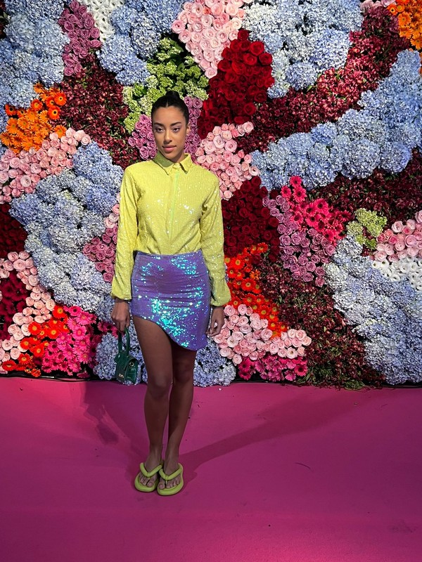 Nascida em Paris, Yara Charry canta em francês ao lado de Mumuzinho ...