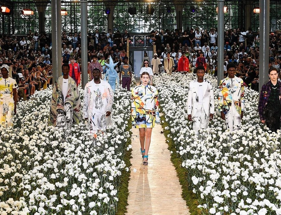 Off-White atualiza o streetwear com collab com o artista Futura