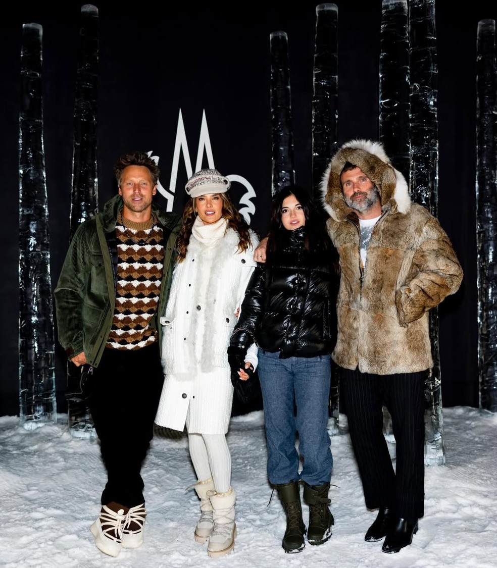 Alessandra Ambrosio protagoniza beijo romântico com Buck Palmer na neve ...