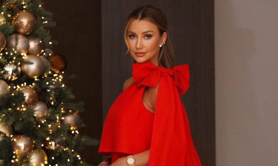 Ana Paula Siebert elege look vermelho para mostrar decoração de Natal