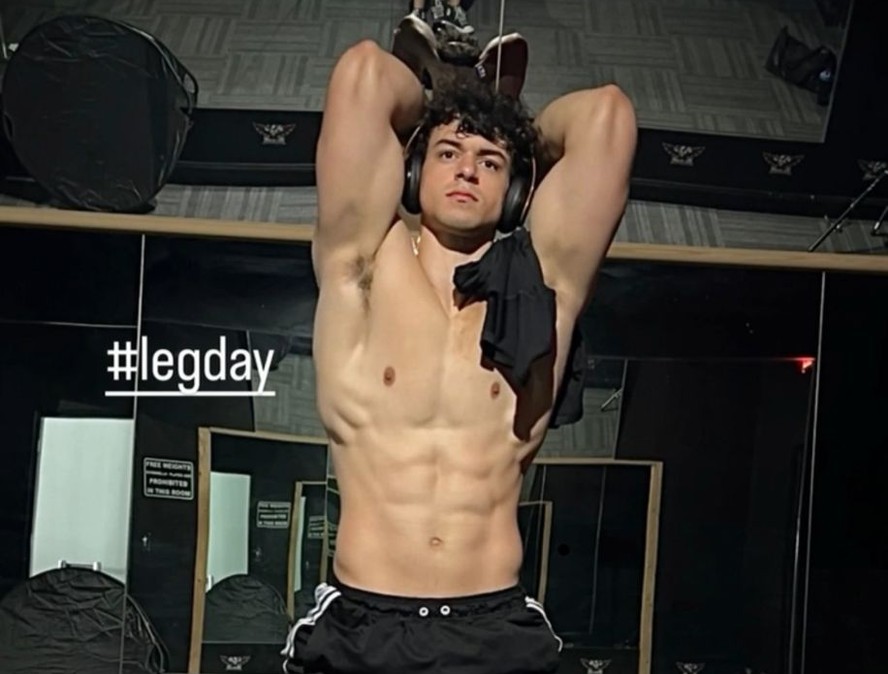 Victor Alexandre exibe resultado de rotina fitness