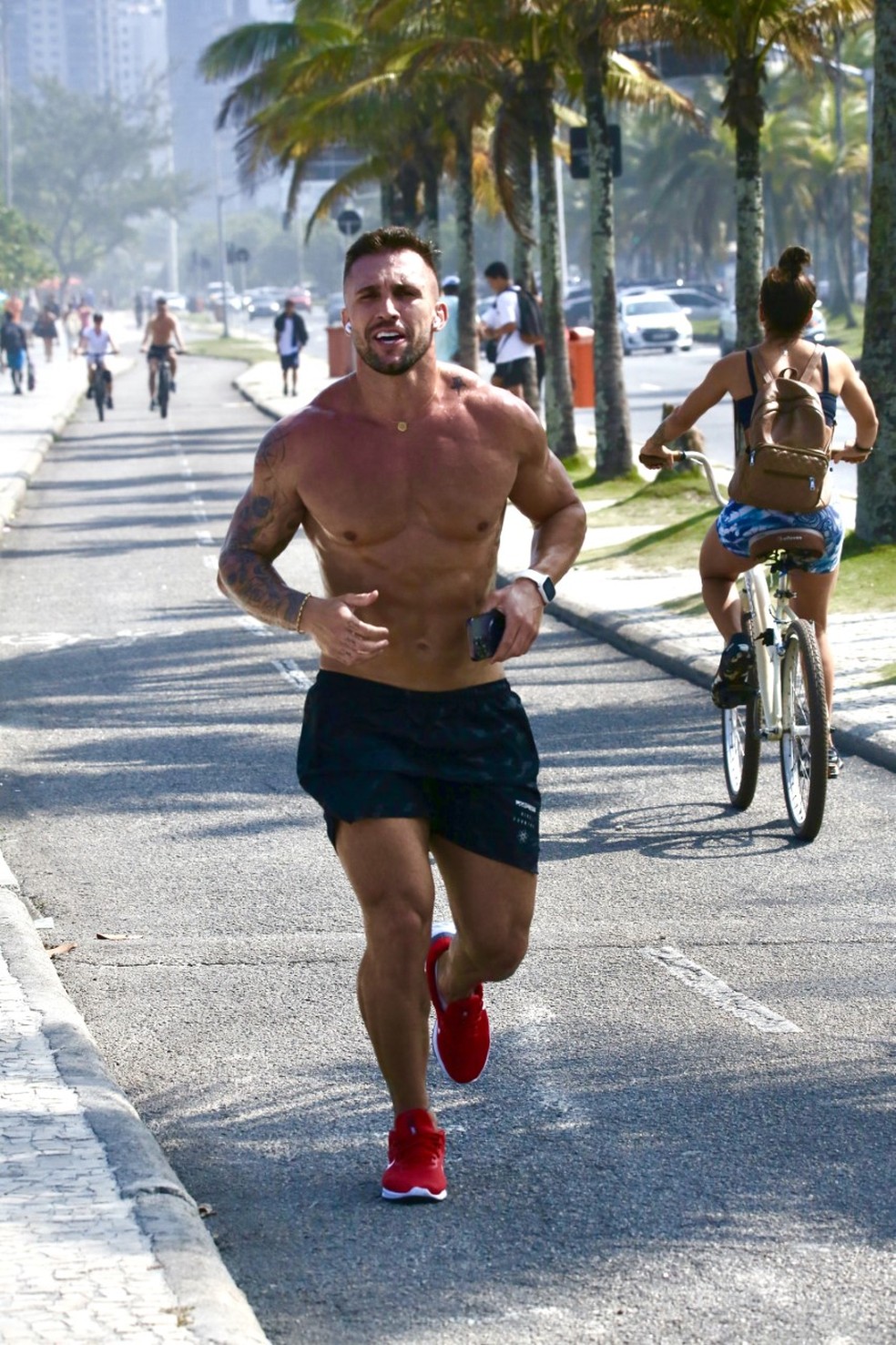 Arthur Picoli se exercita na orla da Barra da Tijuca