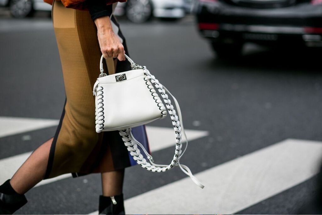 Street style: cores lavadas adocicam as ruas da semana de moda de Paris