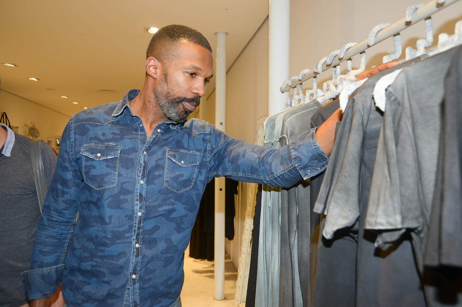 UMA apresenta coleção-cápsula e inaugura expo de fotos de Gil Inoue