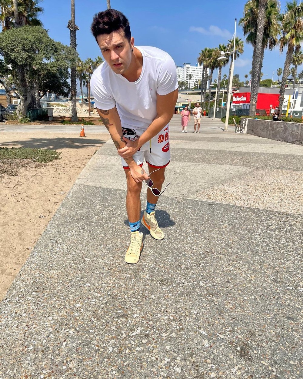Luan Santana exibe registros de seu dia em parque na Califórnia