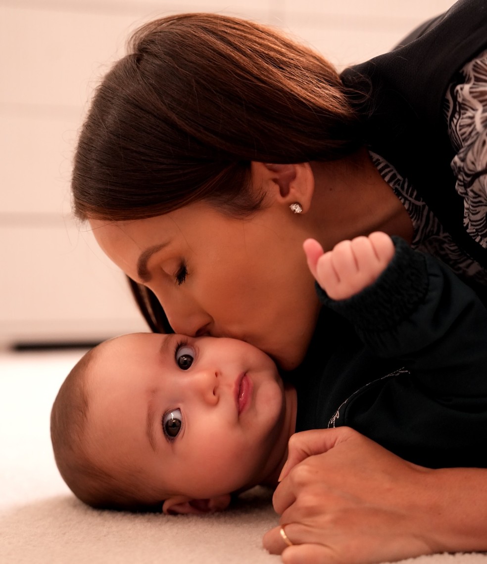 Carol Celico encanta fãs em novas fotos com o caçula: 'Nosso amor'