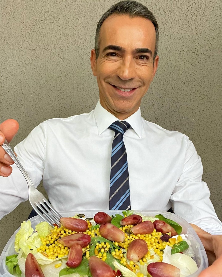 Cesar Tralli posa orgulhoso com prato de salada de pinhão: 'Eu mesmo ...