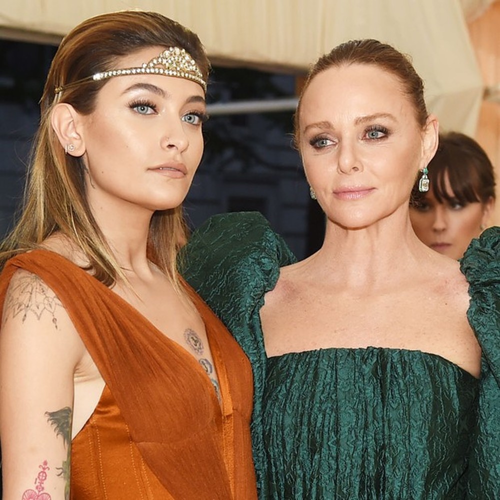 Stella McCartney e Paris Jackson entonam hits dos pais a caminho do Met ...