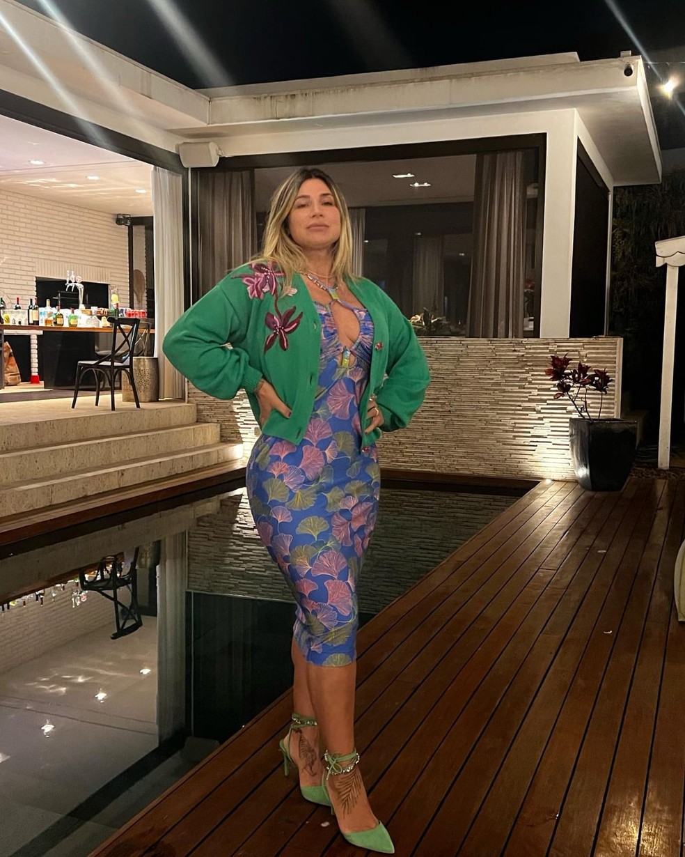 Dani Souza esbanja elegância ao posar em mansão luxuosa