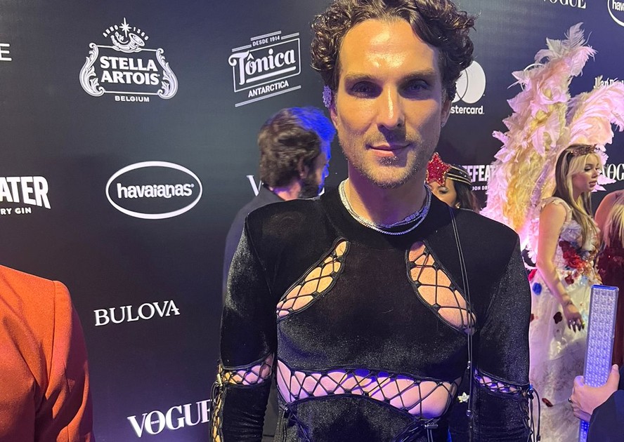 Igor Rickli surge com look desconstruído para o Baile da Vogue 2023