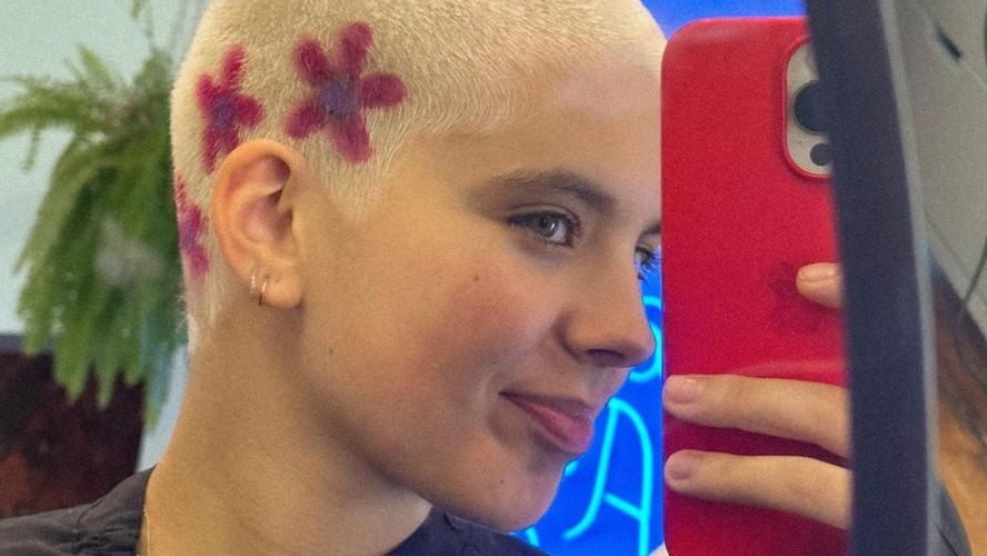 Flor Gil surpreende a web ao platinar e desenhar flores no cabelo