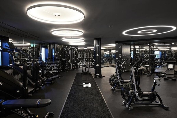 Alo Yoga, marca de sportswear e bem-estar, abrirá sua primeira loja no ...