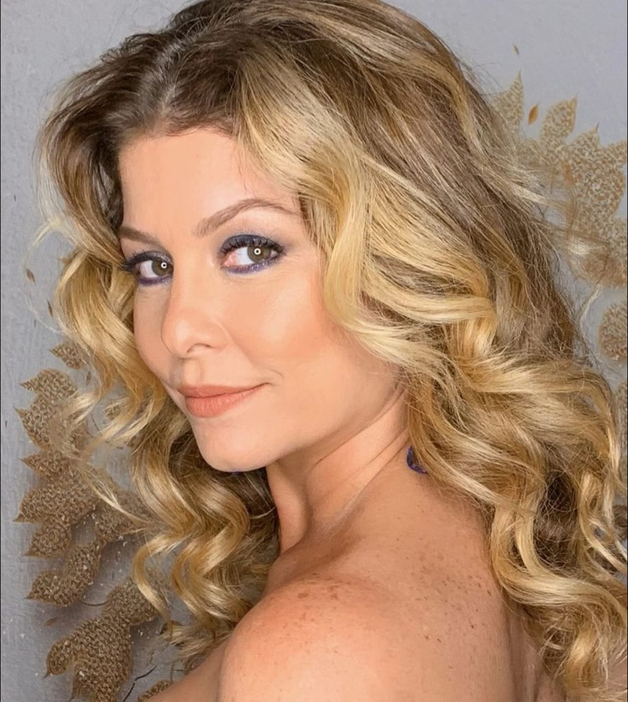 Bárbara Borges para a web com novo ensaio