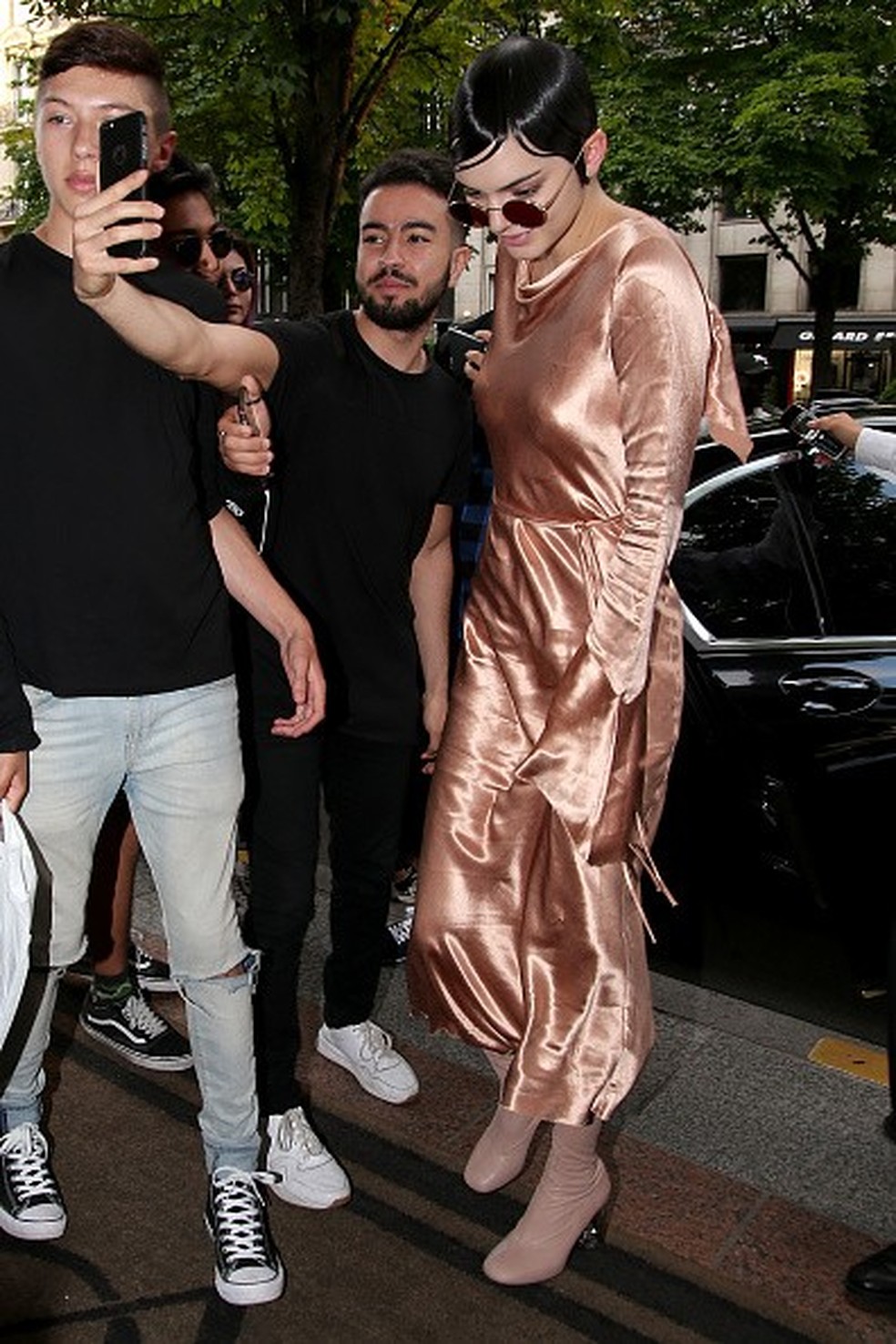Kendall Jenner mostra como usar um look noturno clássico durante o dia