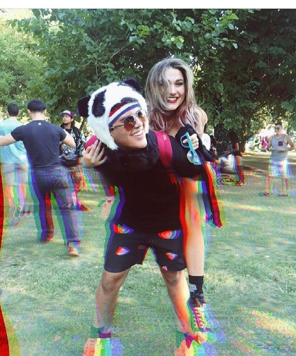 Sasha se diverte em festival americano