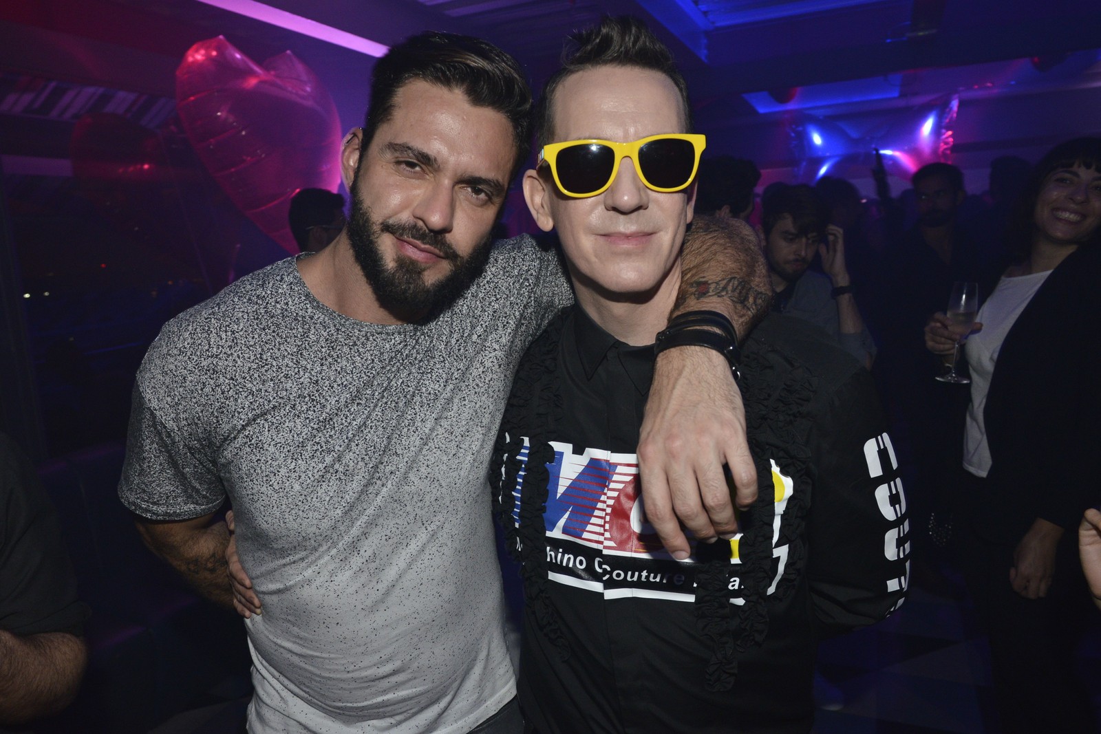 Melissa recebe convidados para comemorar parceria com jeremy Scott