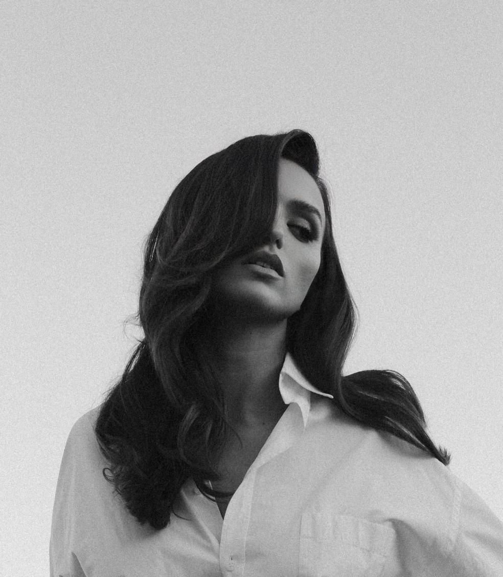 Rafa Kalimann esbanja beleza em cenário carioca paradisíaco